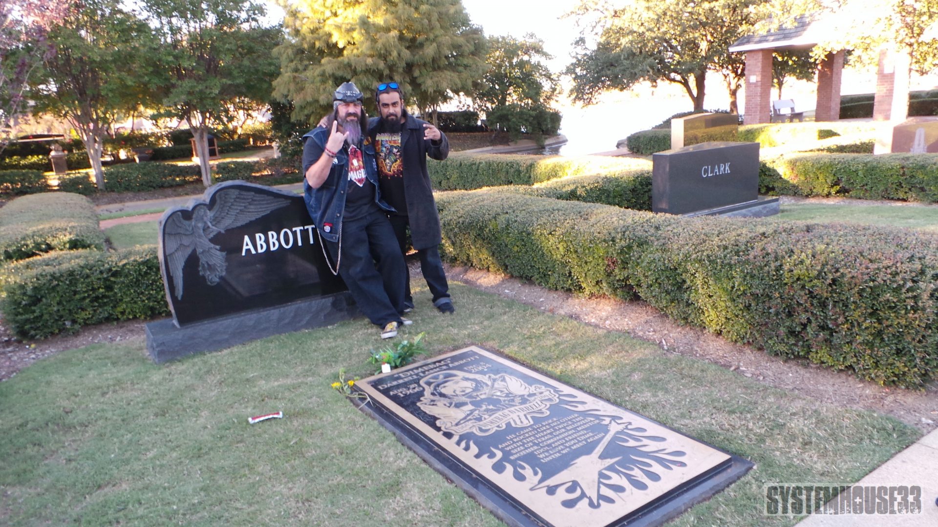 Samron Jude visits Dimebag Darrell's grave and The Rail Club in Texas ...